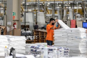Fábrica de embalagens: saiba o que é e conheça exemplos - Azul Pack