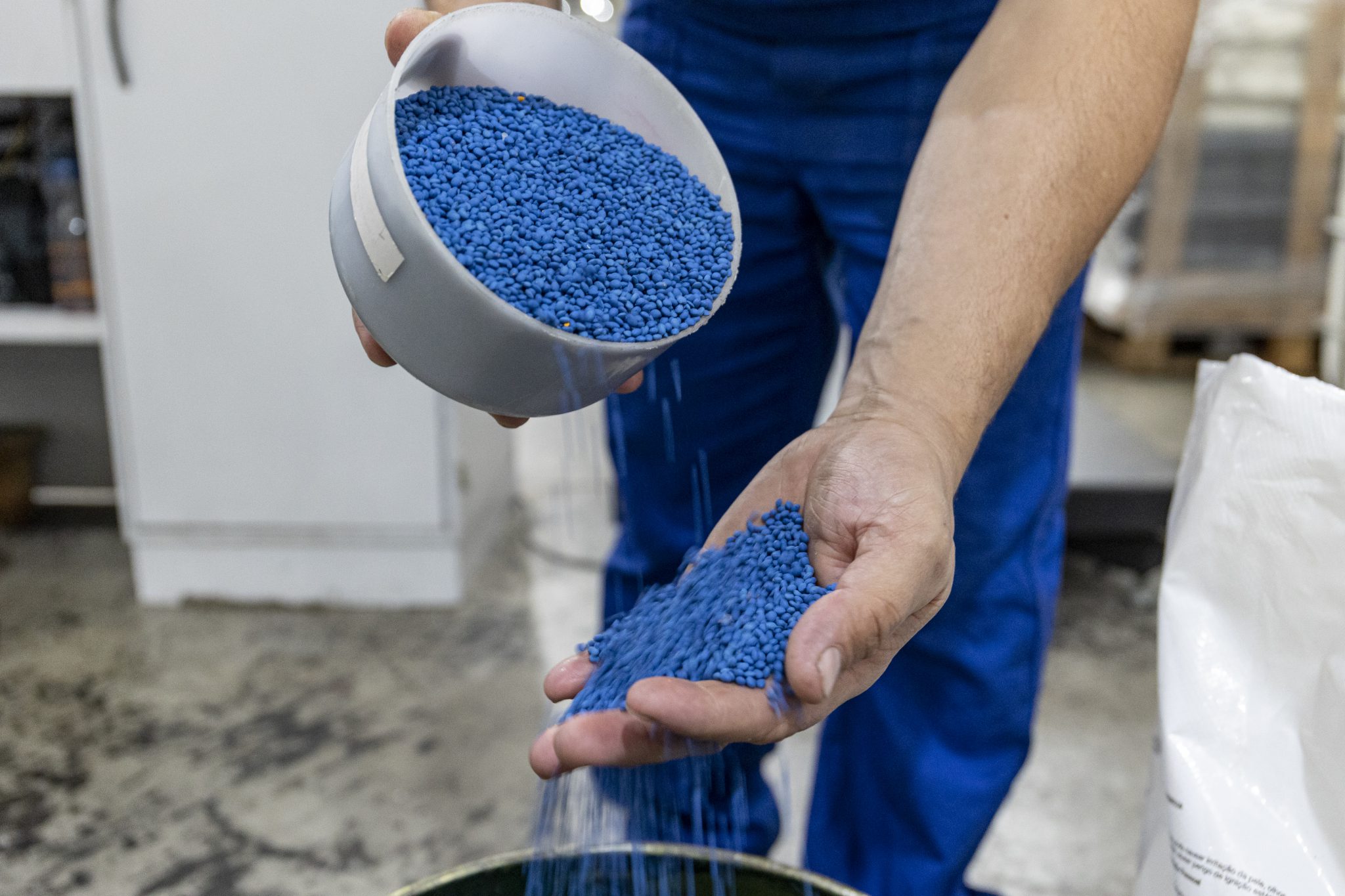 Tipos de plásticos: quais são e como identificar? - Azul Pack